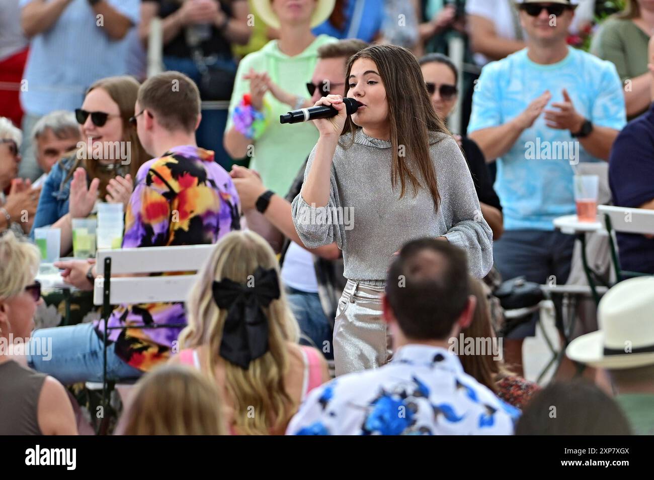 ZDF - Fernsehgarten. Sängerin Roberta Fauteck während der ZDF ...