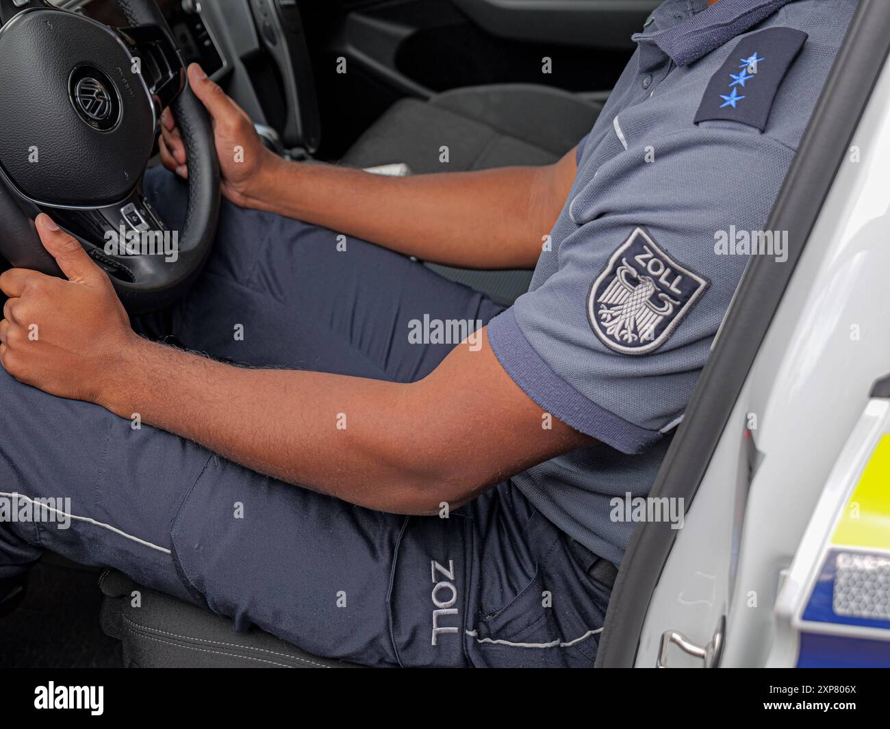 Zollbeamter im Dienstfahrzeug Symbolbild Zollbeamter im ...