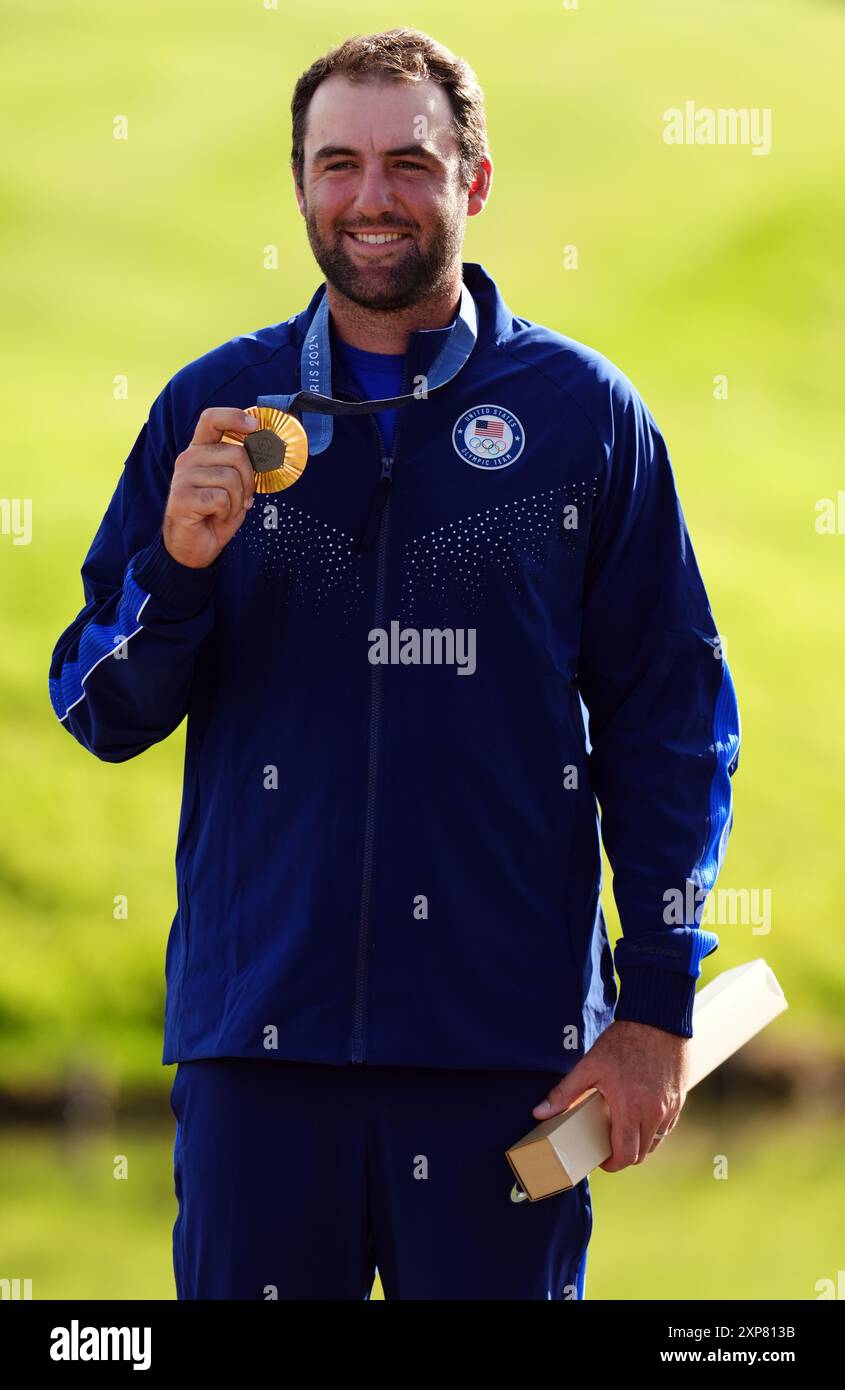 USA's Scottie Scheffler with his gold medal following the Men's ...