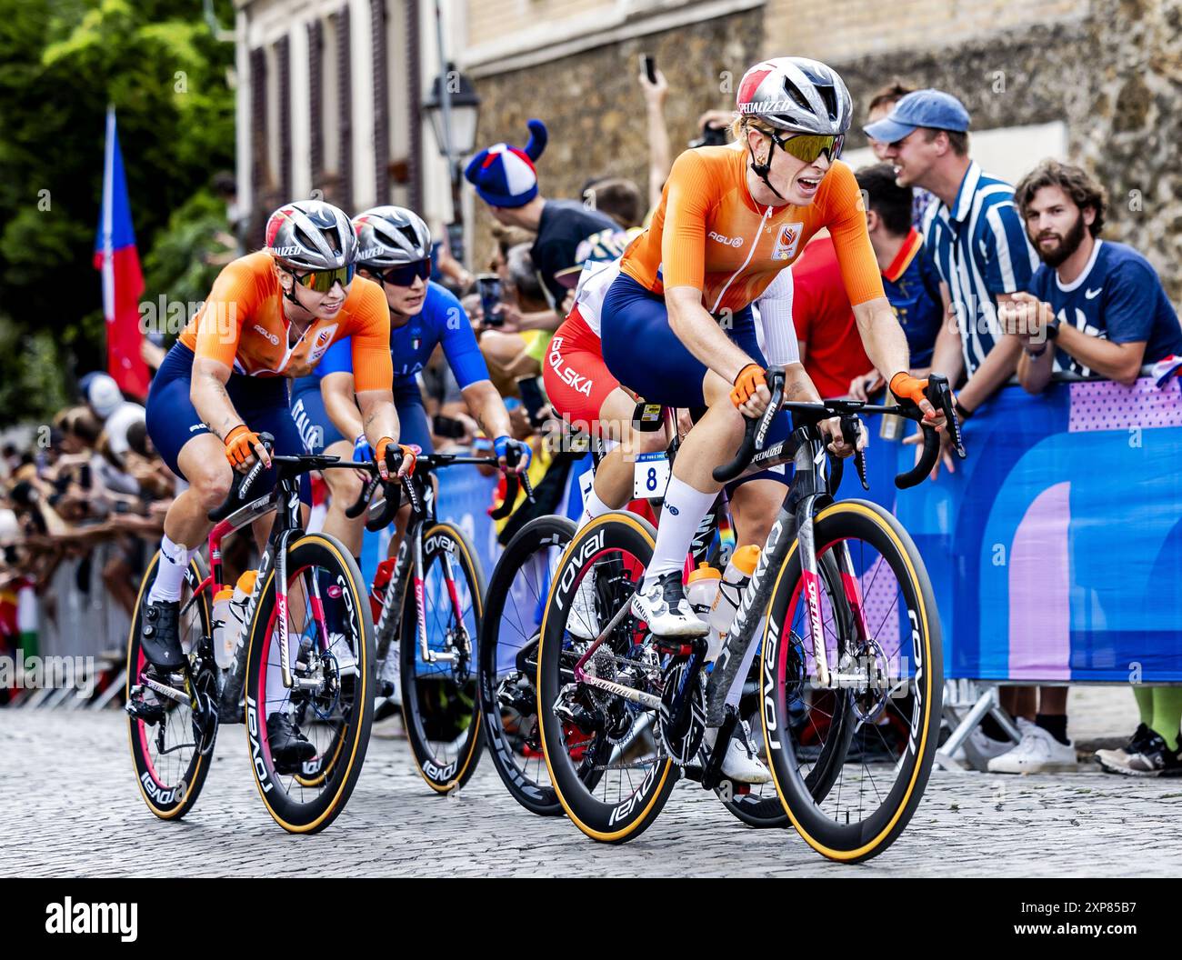 PARIS - Cyclists Lorena Wiebes and Demi Vollering during the women's ...