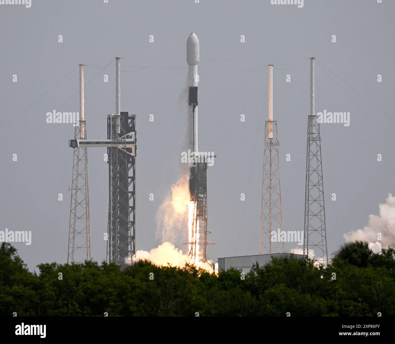 A SpaceX Falcon 9 rocket launches the Northrop Grumman Cygnus ...