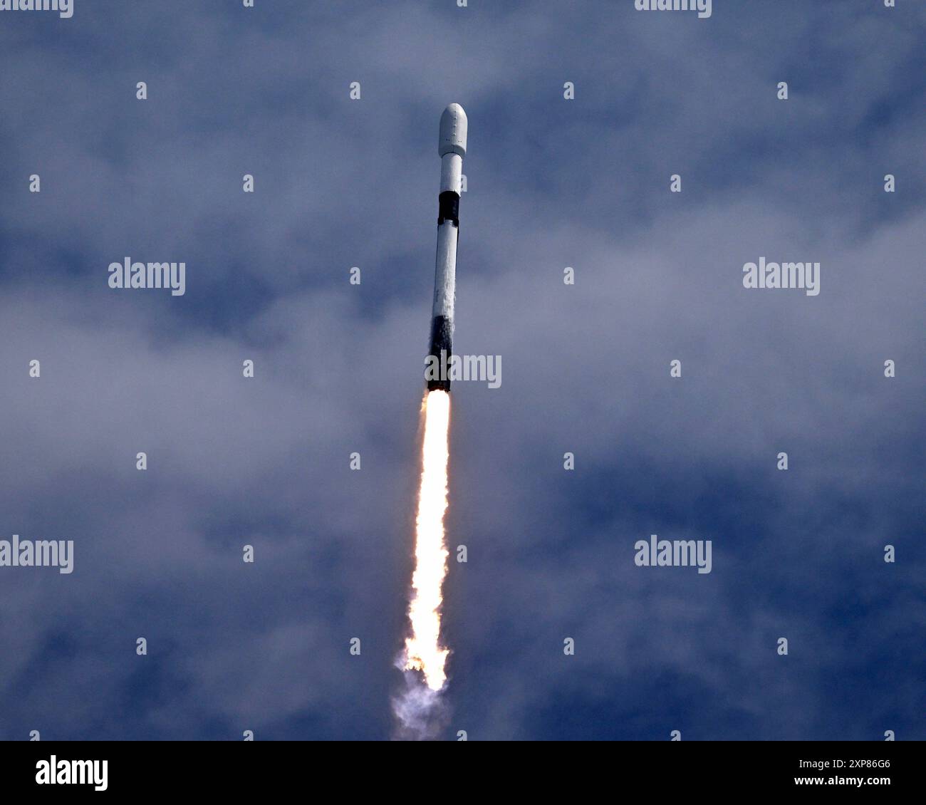A SpaceX Falcon 9 rocket launches the Northrop Grumman Cygnus ...