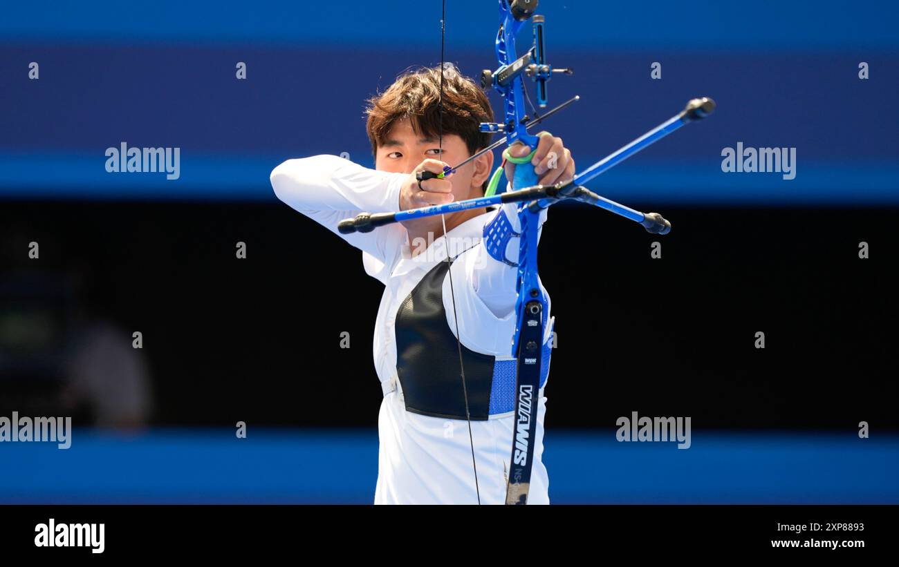 South Korea's Kim Je-deok lines up a shot in his men's individual ...