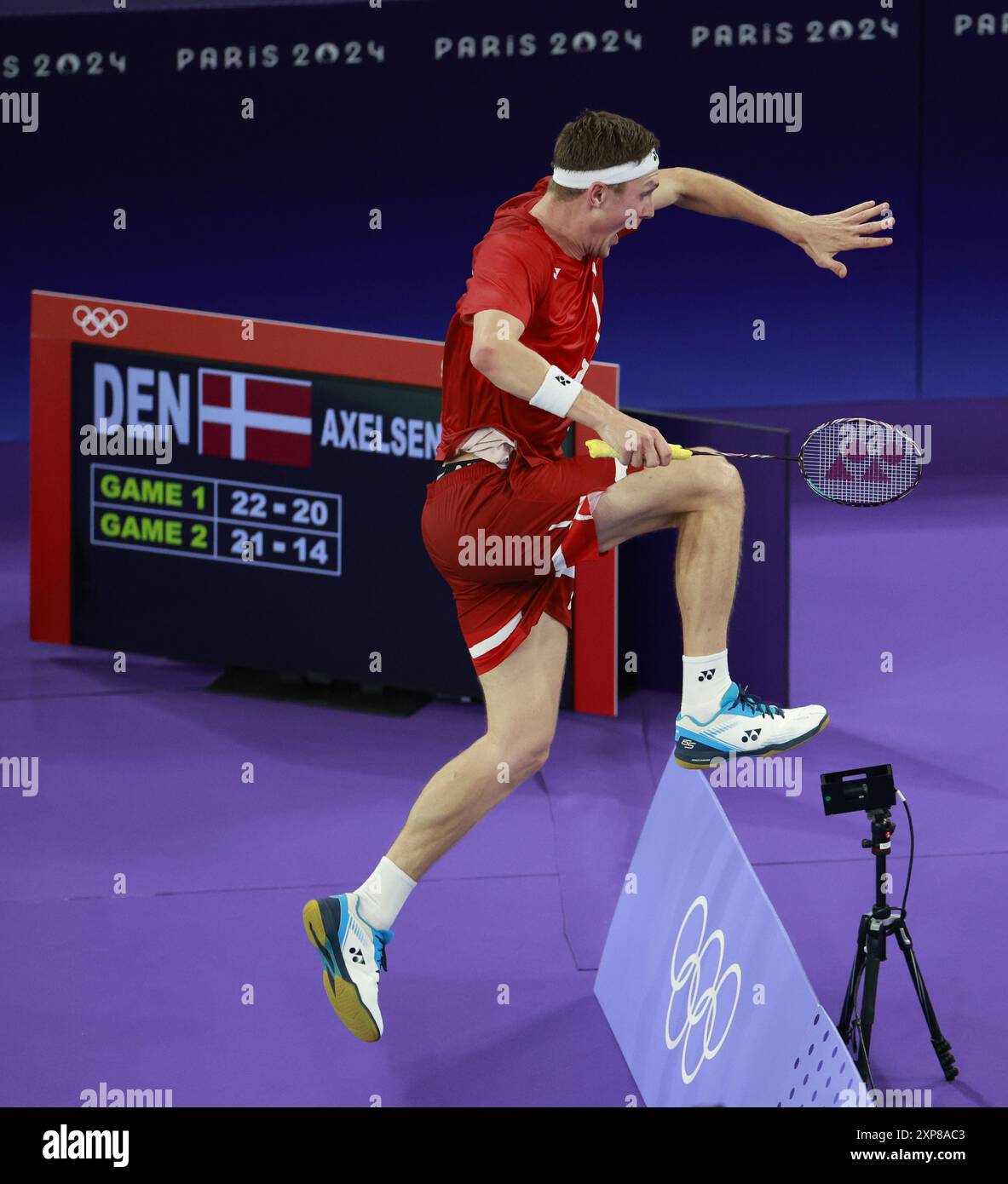 (240804) -- PARIS, Aug. 4, 2024 (Xinhua) -- Viktor Axelsen of Denmark ...
