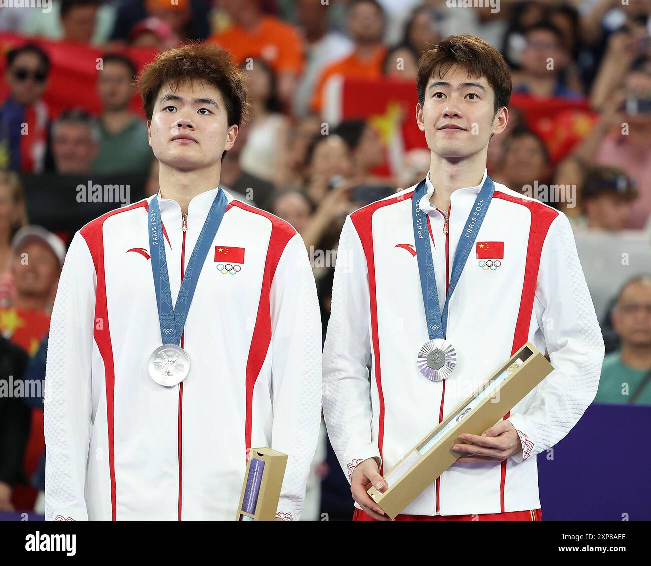 (240804) -- PARIS, Aug. 4, 2024 (Xinhua) -- Silver medalists Liang Weikeng (R)/Wang Chang of ...