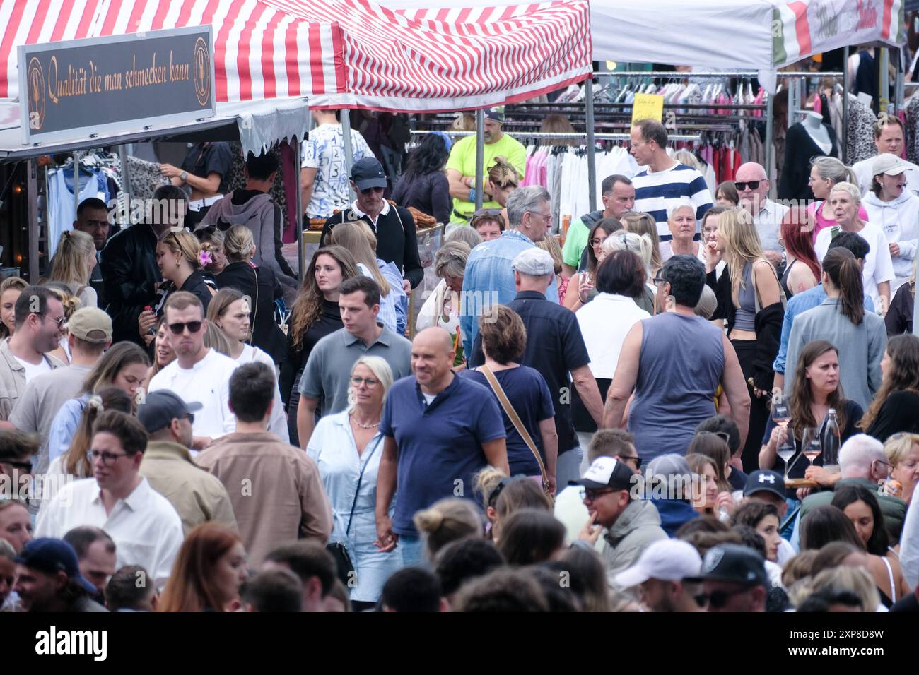 Menschen masse hi-res stock photography and images - Alamy