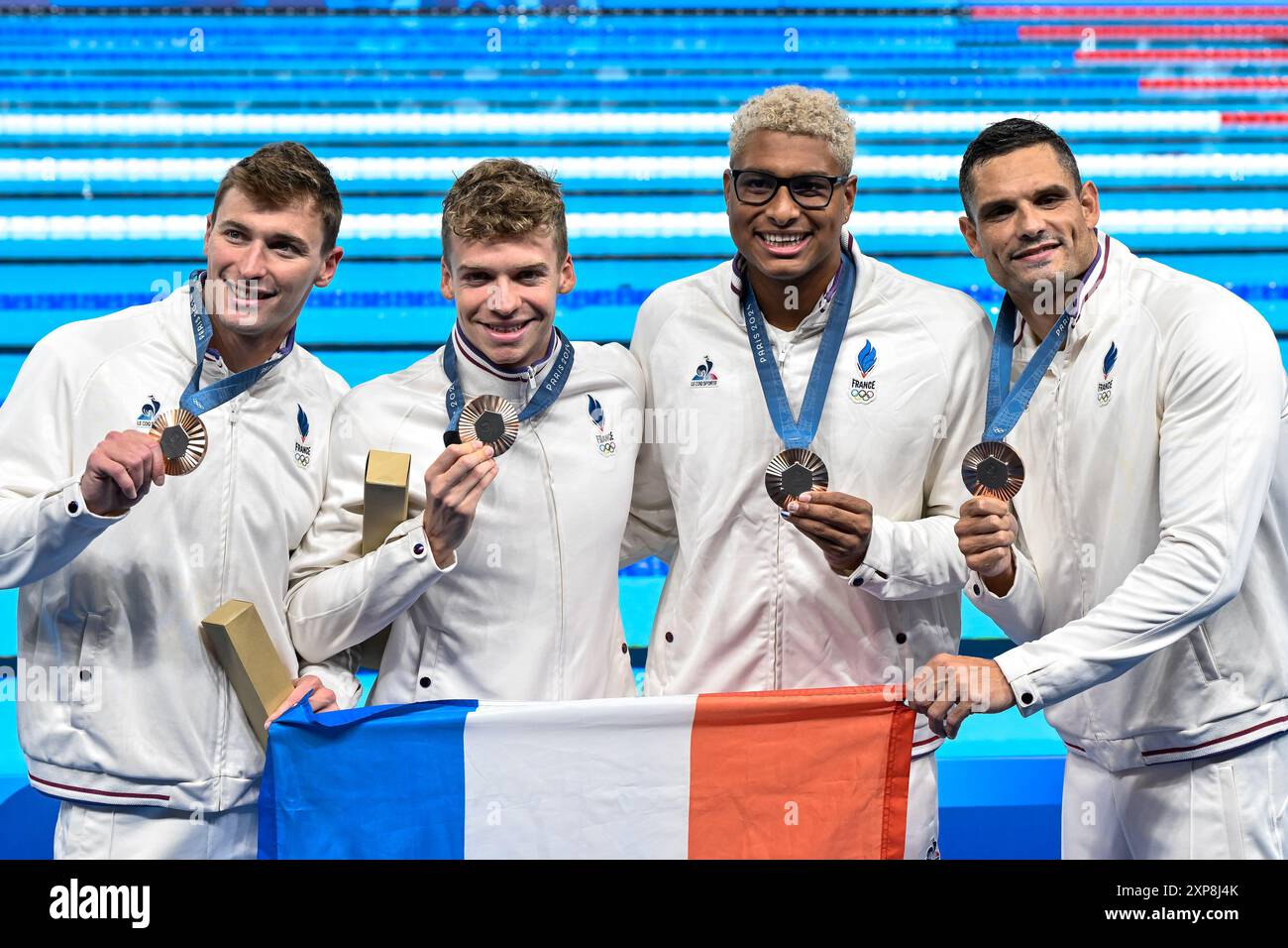 Paris, France. 04th Aug, 2024. Athletes of team France show the bronze ...