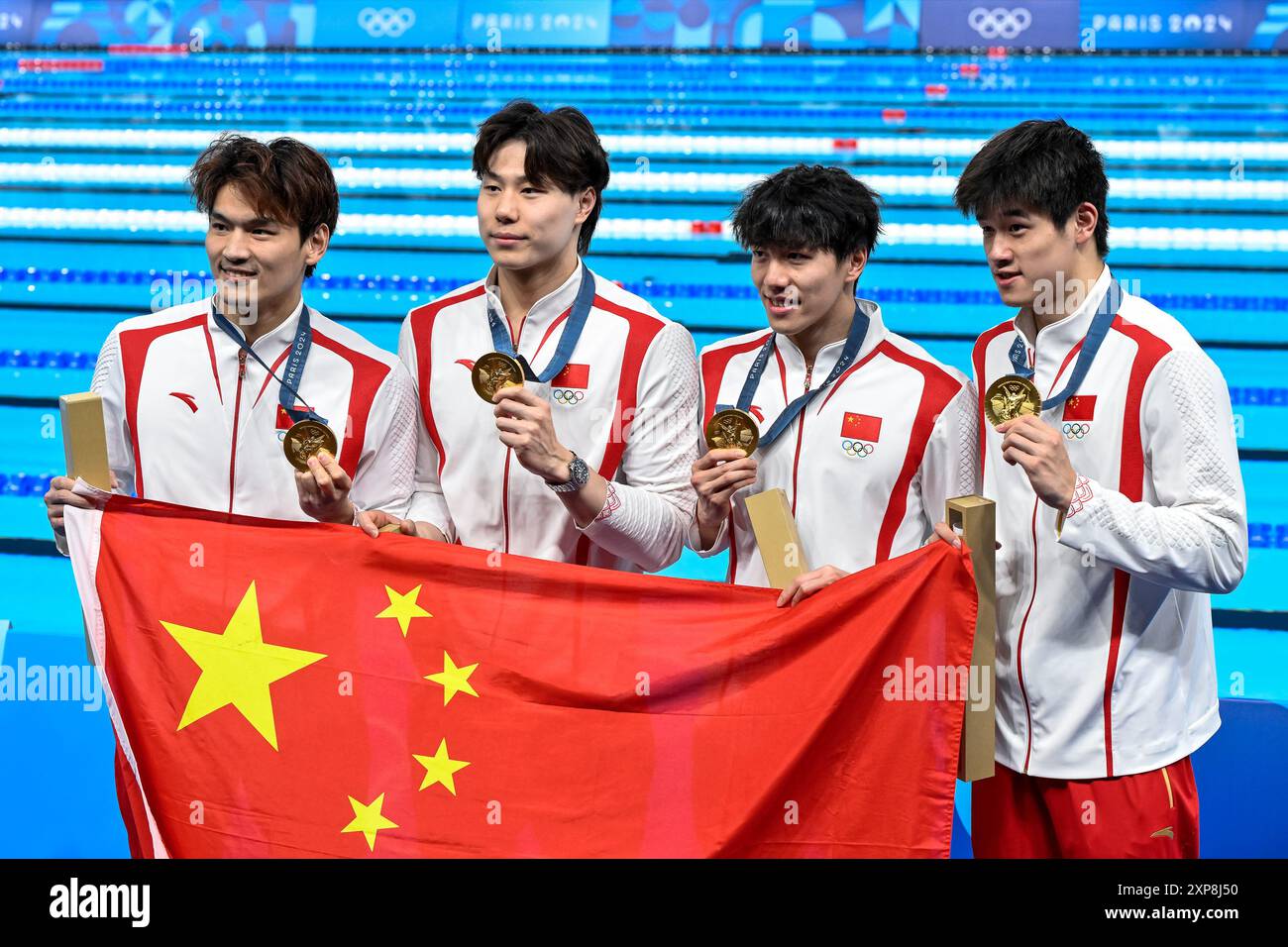 Paris, France. 04th Aug, 2024. Athletes of team China show the gold ...