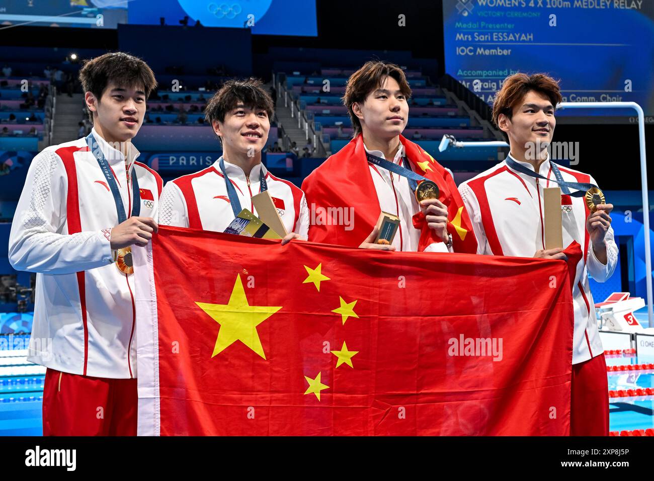Paris, France. 04th Aug, 2024. Athletes of team China show the gold ...