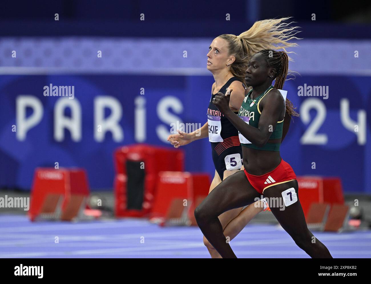 (240804) -- PARIS, Aug. 4, 2024 (Xinhua) -- Tsige Duguma (front) of ...