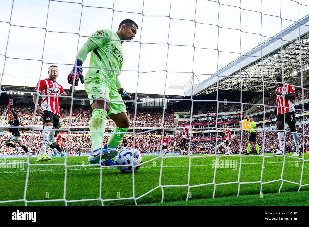 Eindhoven, The Netherlands. 04th Aug, 2024. Eindhoven - Santiago Gimenez of Feyenoord scoring ...
