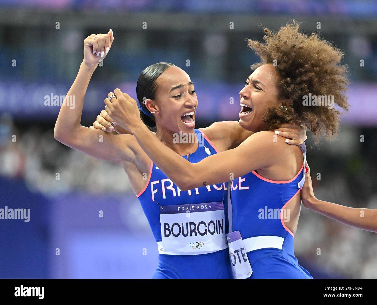 (240804) -- PARIS, Aug. 4, 2024 (Xinhua) -- Anais Bourgoin (L) of ...