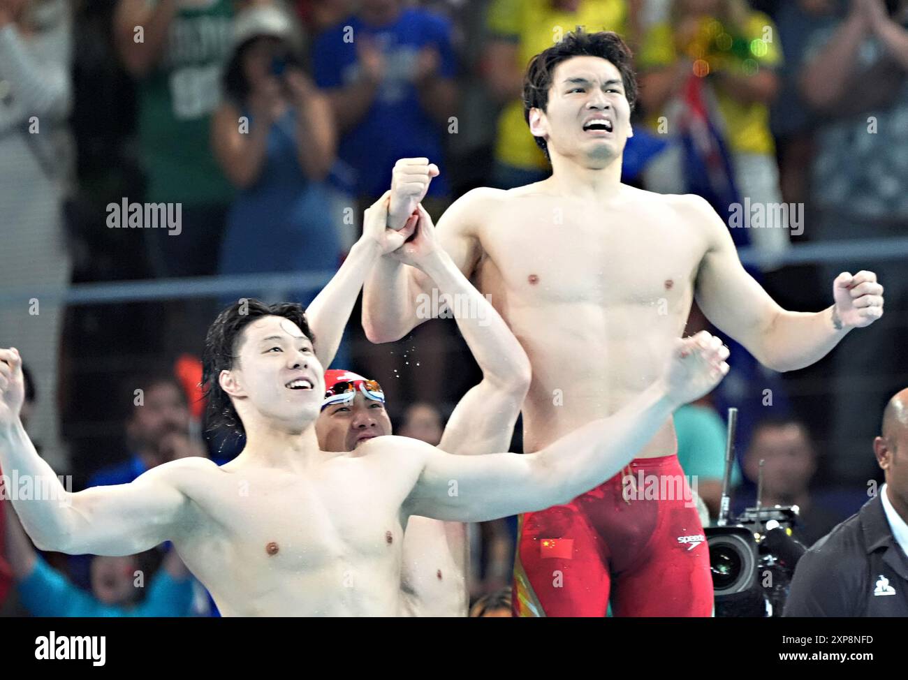 Paris, France. 04th Aug, 2024. Chinese swimmers celebrate after winning ...