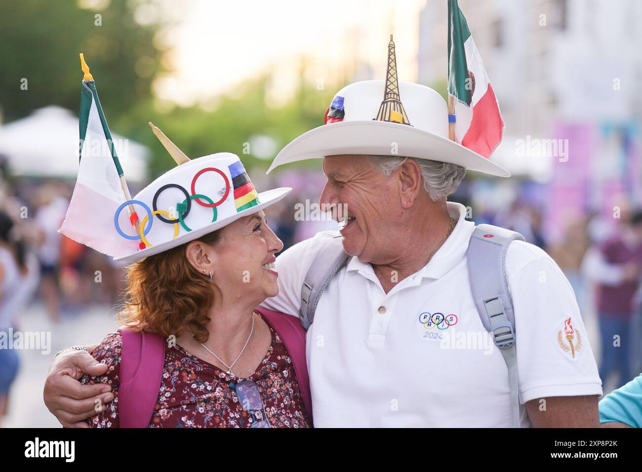 04 August 2024, France, Paris: Olympia, Paris 2024, Two fans from ...