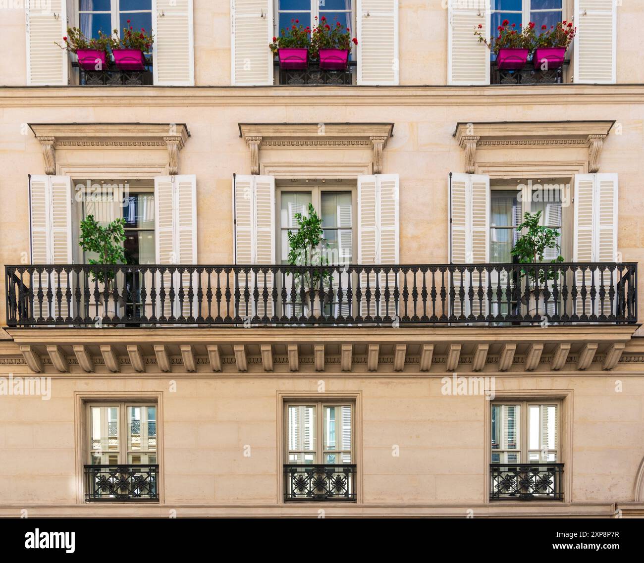 Facade of an Haussmannian building in Paris, France Stock Photo - Alamy