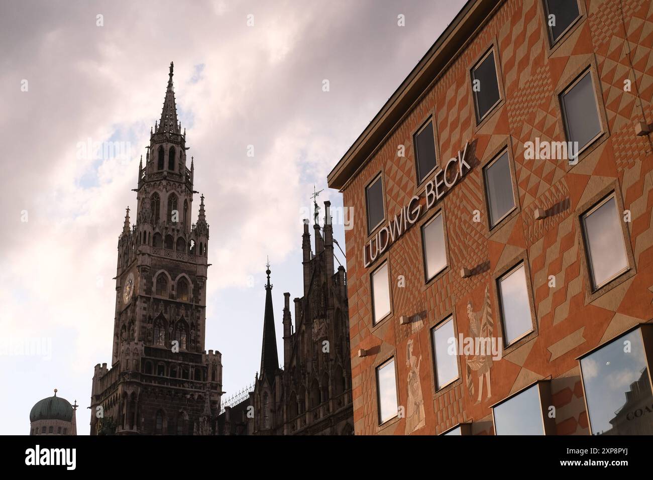 Ludwig Beck am Eck Kaufhaus Ludwig Beck in München neben Münchner ...