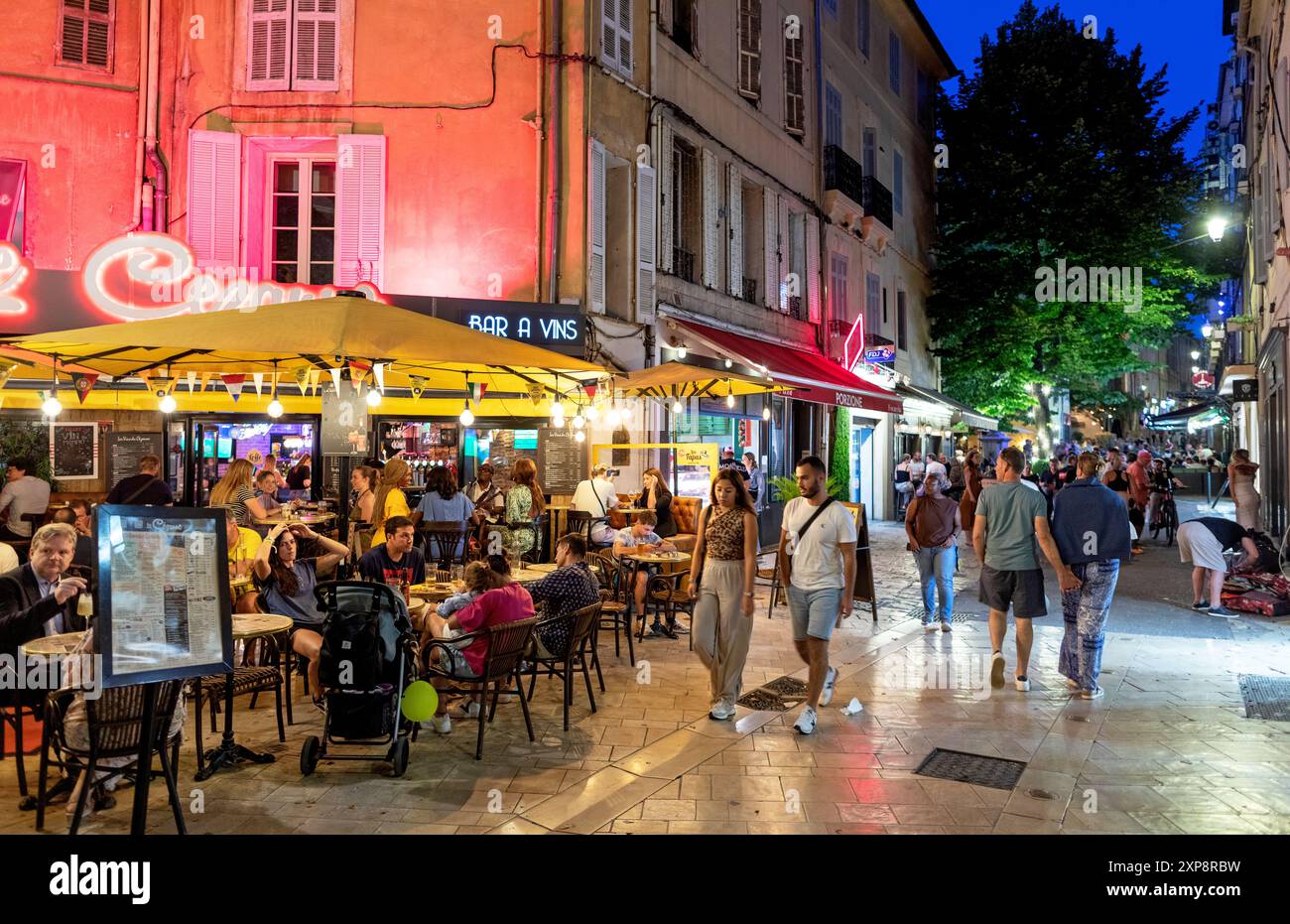Restaurants street night france hi-res stock photography and images - Alamy