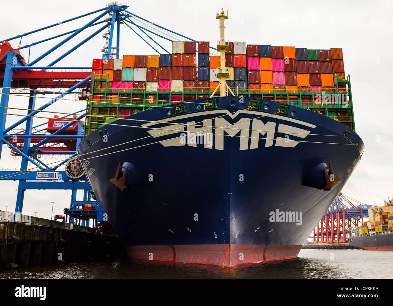 PRODUCTION - 26 July 2024, Hamburg: The container freighter HMM Oslo is ...