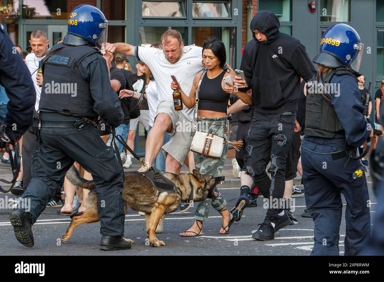 Bristol riot - Police use police dogs to control and push back Far ...