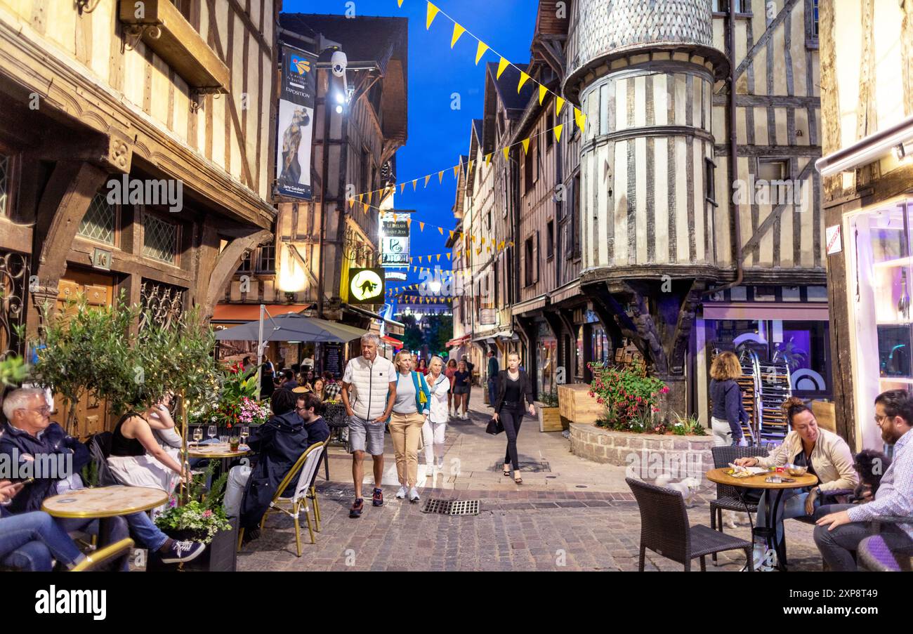 Medieval lighting hi-res stock photography and images - Alamy