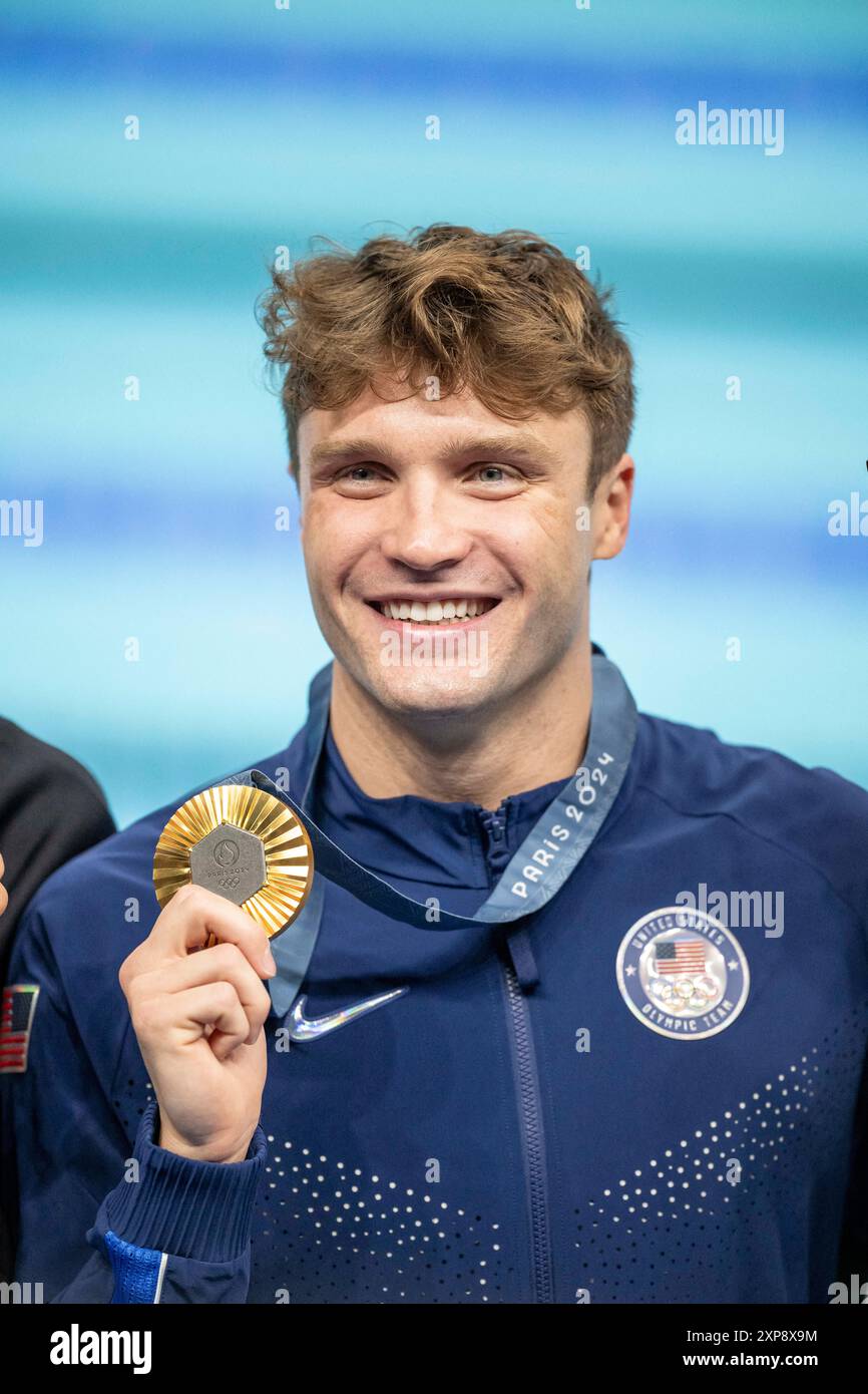 Paris, France. 04th Aug, 2024. Gold medallist US' Bobby Finke poses ...