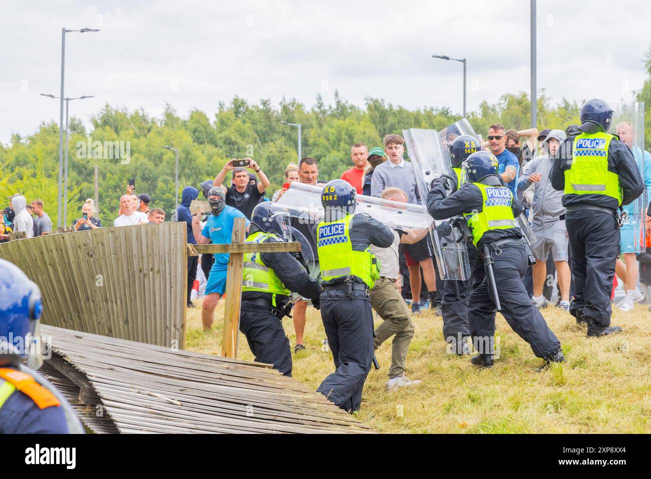 Rotherham, UK. 04 AUG, 2024. Police engage rioters as police and ...