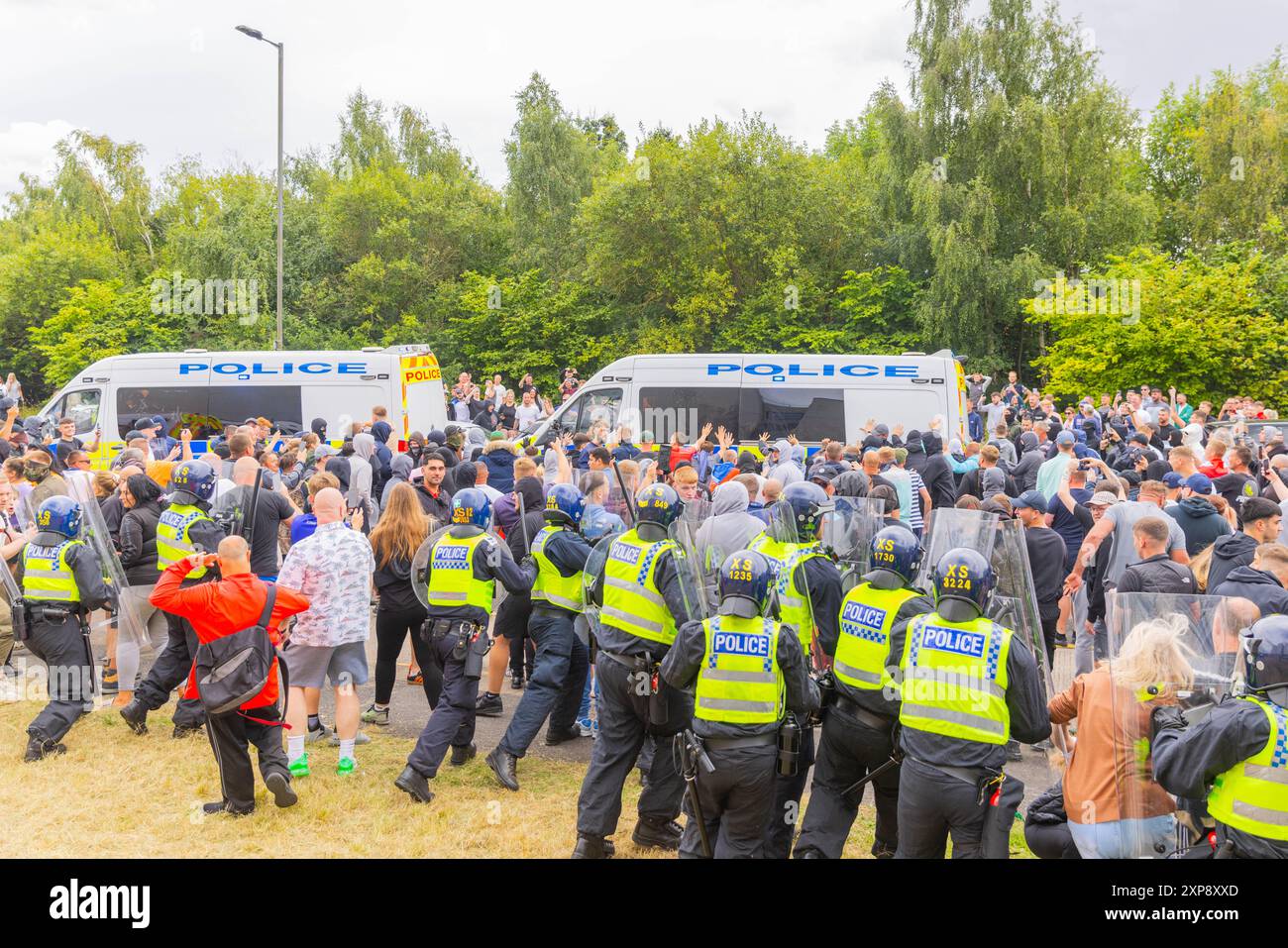 Rotherham, UK. 04 AUG, 2024. Police engage rioters as police and ...
