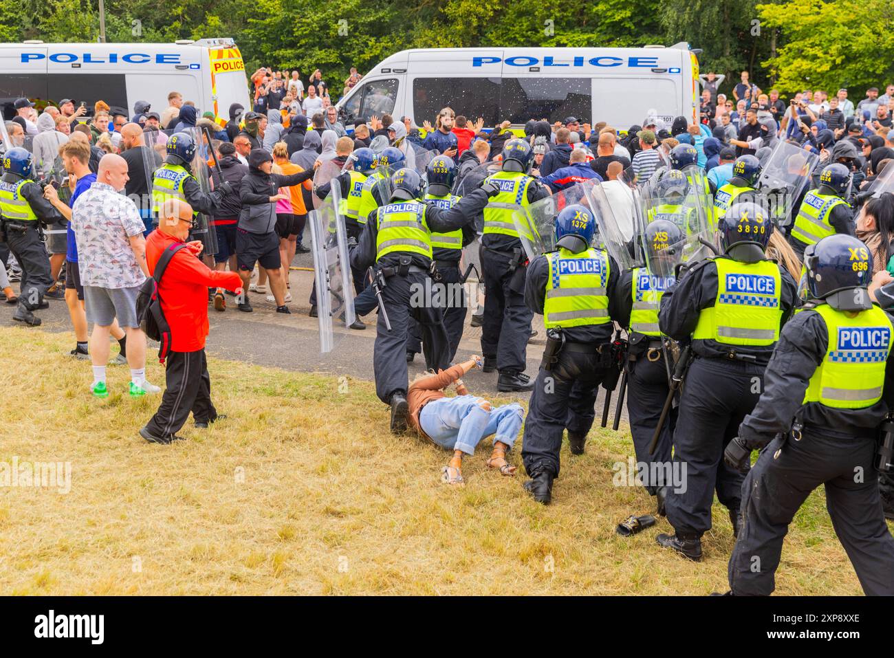 Rotherham, UK. 04 AUG, 2024. Police engage rioters as police and ...