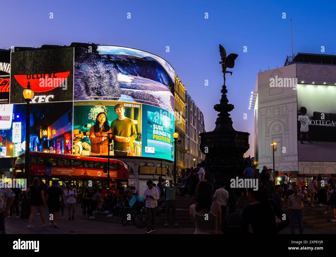 Piccadilly circus billboard 2024 hi-res stock photography and images ...