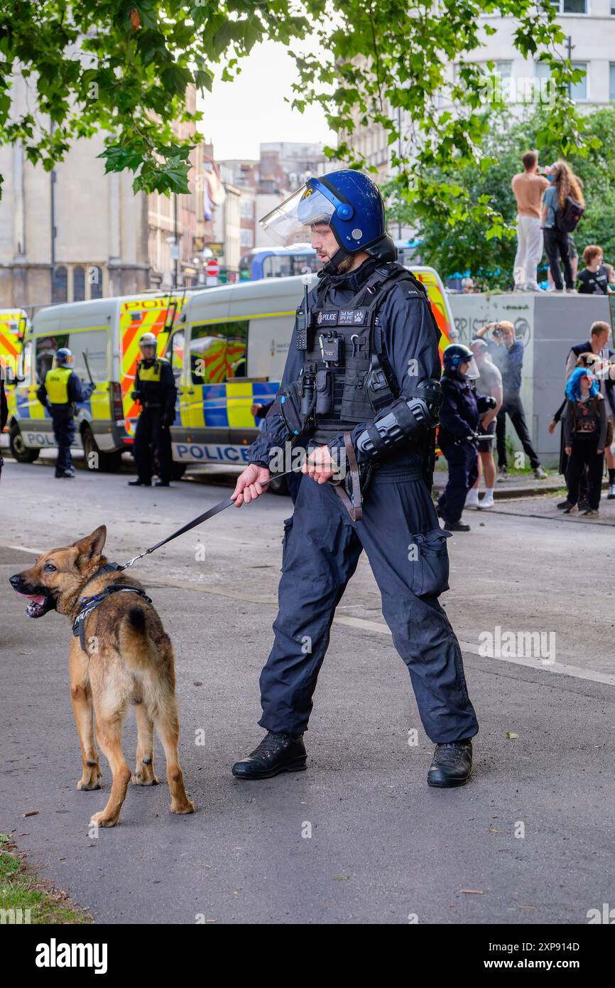 Bristol riot - Police use police dogs to control and push back Far ...