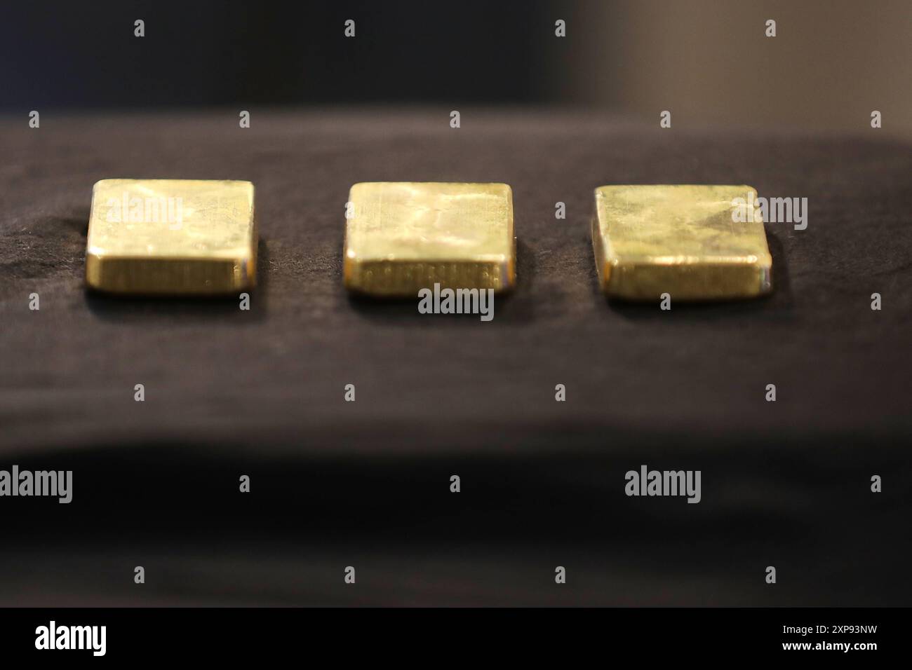 Deutschland, 04.08.2024: 250-Gramm-Goldbarren von Degussa *** Germany ...