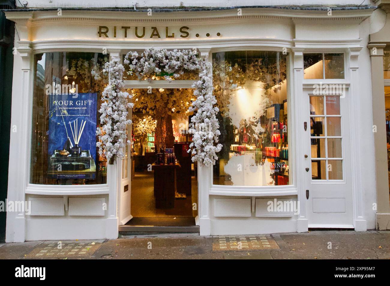 Shop front, Covent Garden, London, England Stock Photo - Alamy