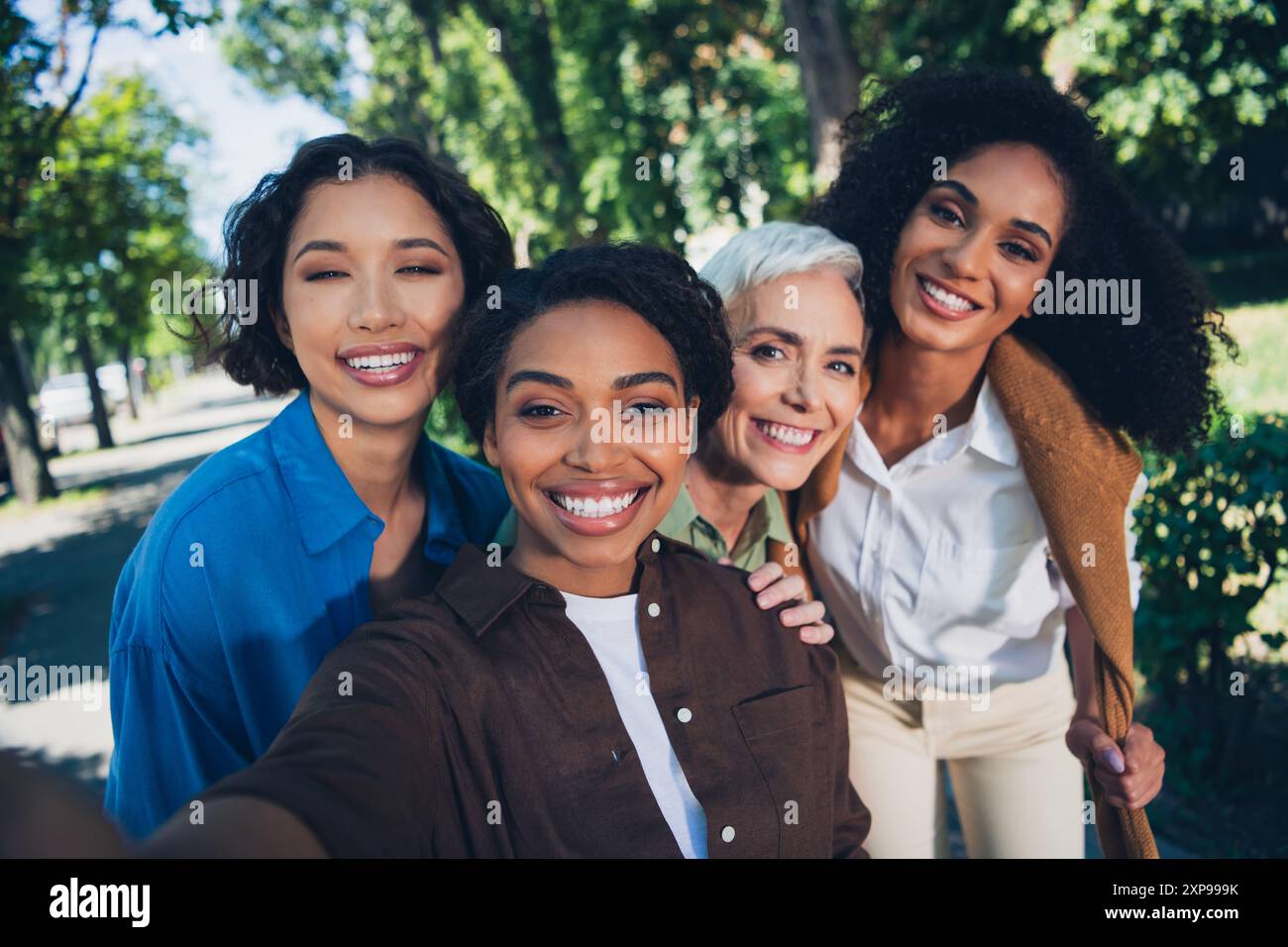 Photo portrait of happy multi generational women take selfie photo having fun together ...