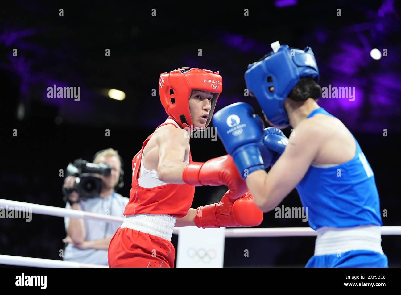 Paris, France. 4th Aug, 2024. Hatice Akbas (L) of T¨¹rkiye competes ...