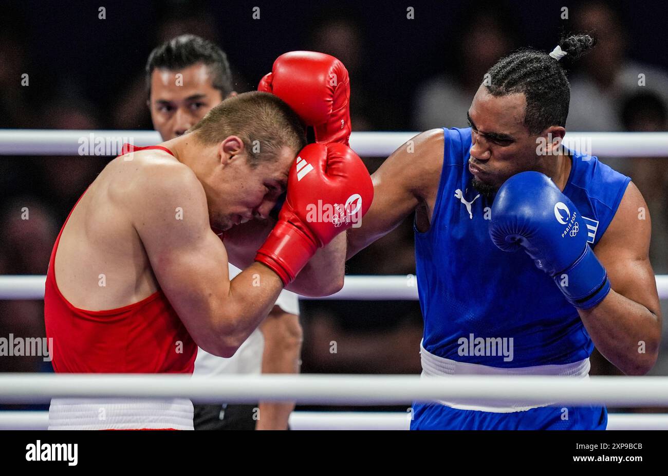 Paris, France. 4th Aug, 2024. Oleksandr Khyzhniak (L) of Ukraine ...