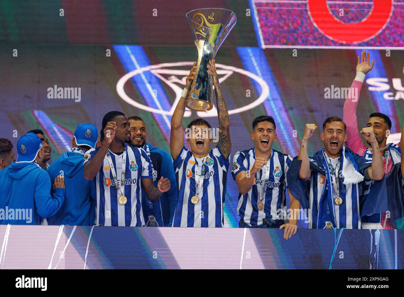 Players of Porto and staff seen celebrating (Ivan Jaime with trophy ...