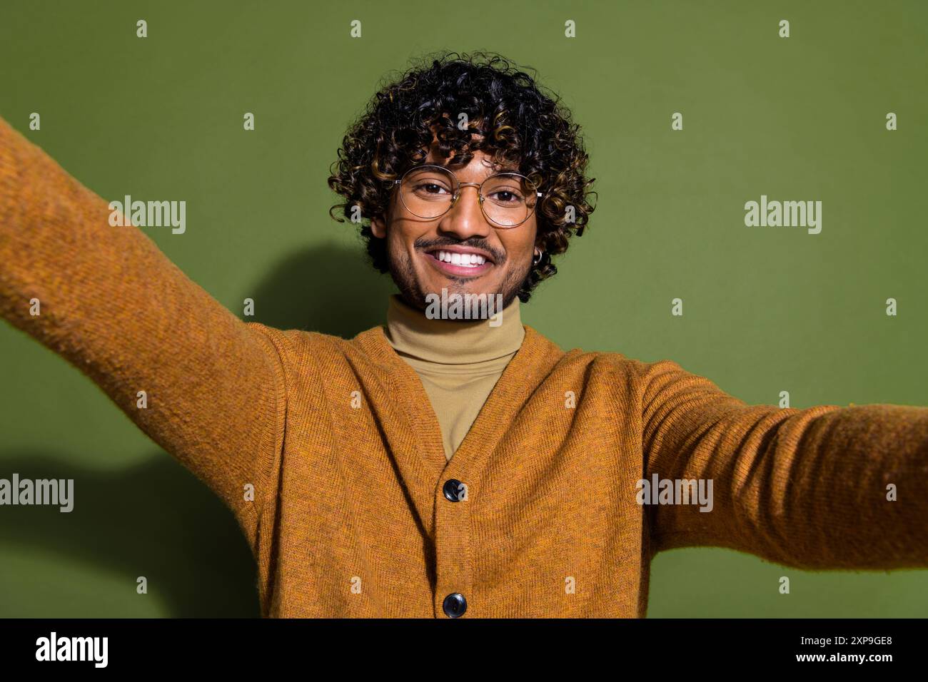 Photo portrait of attractive young man take selfie photo cheerful smile ...