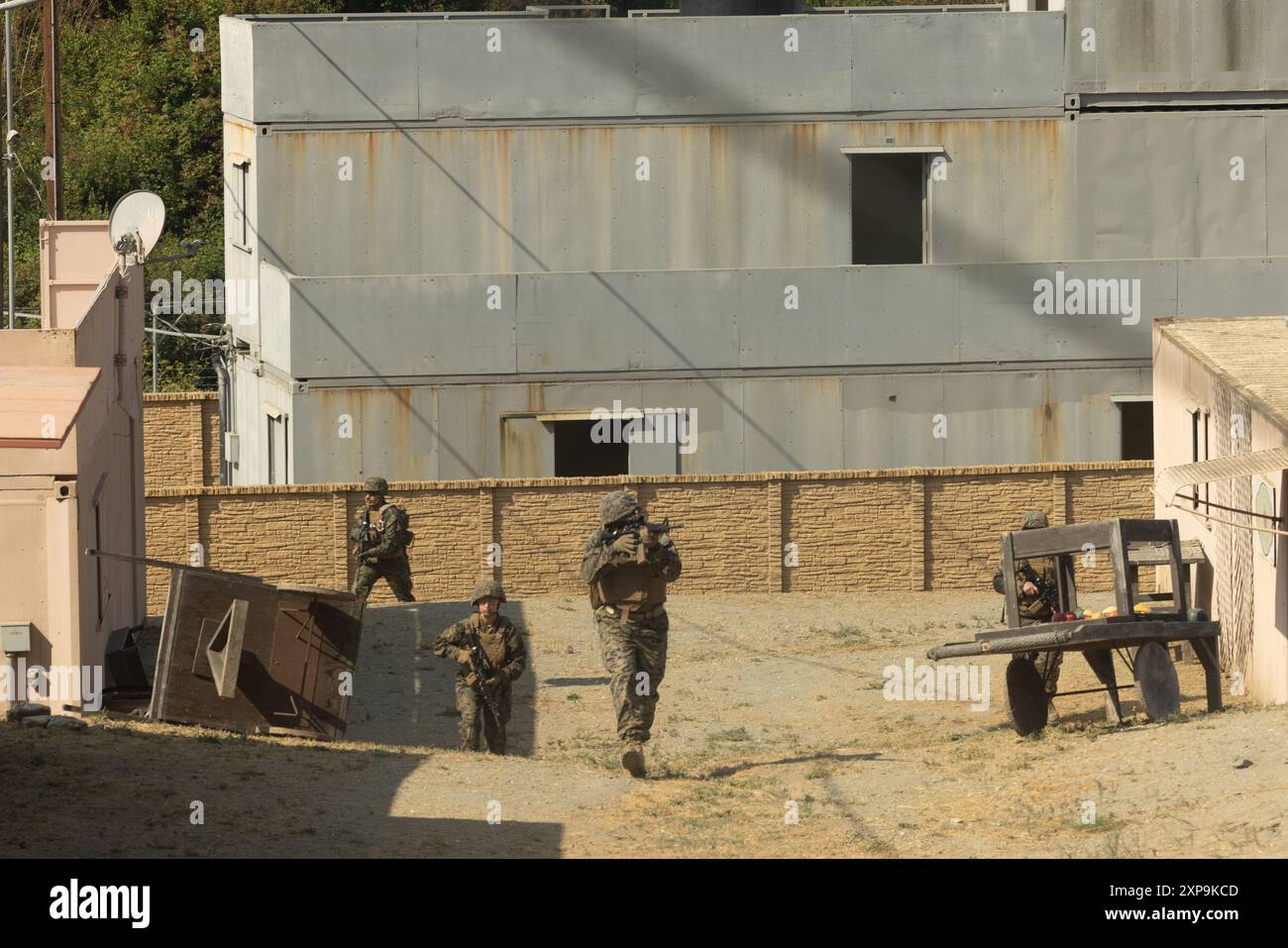 U.S. Marines and U.S. Navy Sailors with Field Medical Training ...