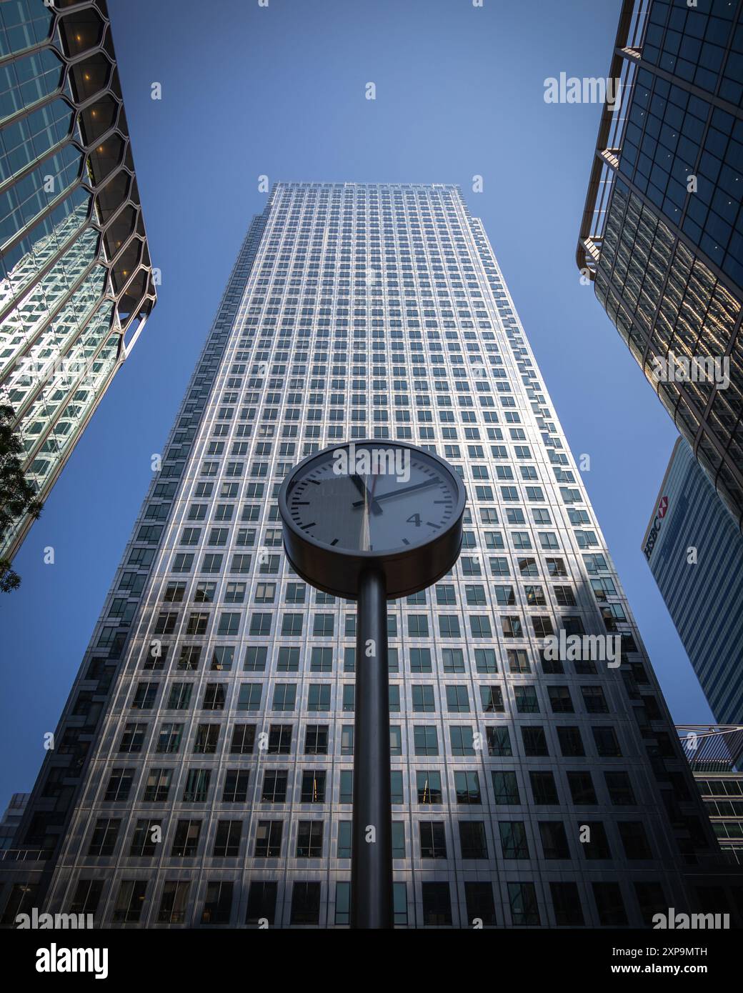 Skyscraper square hi-res stock photography and images - Alamy