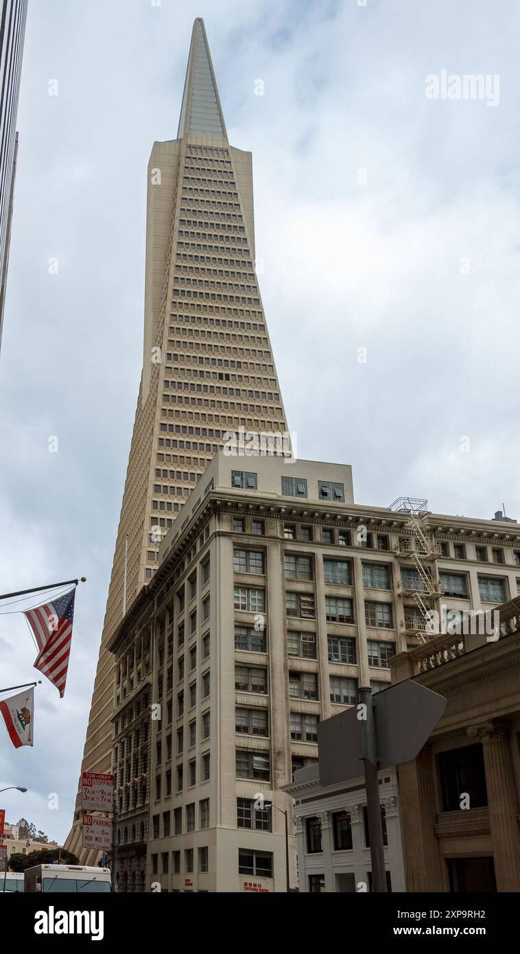 The modern architecture of Transamerica Pyramid Skyscraper in downtown ...