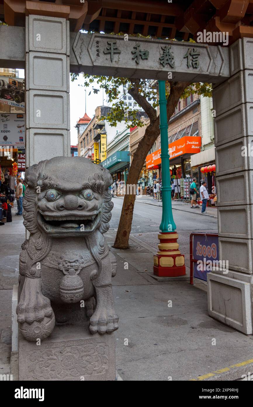 Traditional chinatown gate in downtown San Francisco, California Stock ...