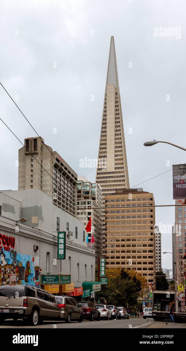 The modern architecture of Transamerica Pyramid Skyscraper in downtown ...