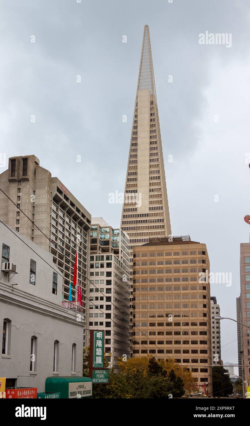 The modern architecture of Transamerica Pyramid Skyscraper in downtown ...