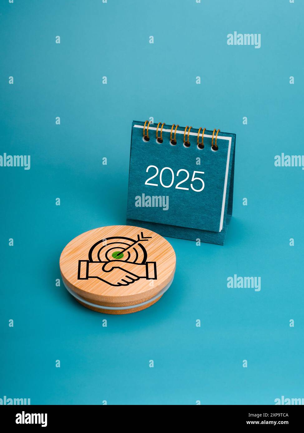 2025 desk calendar hi-res stock photography and images - Alamy