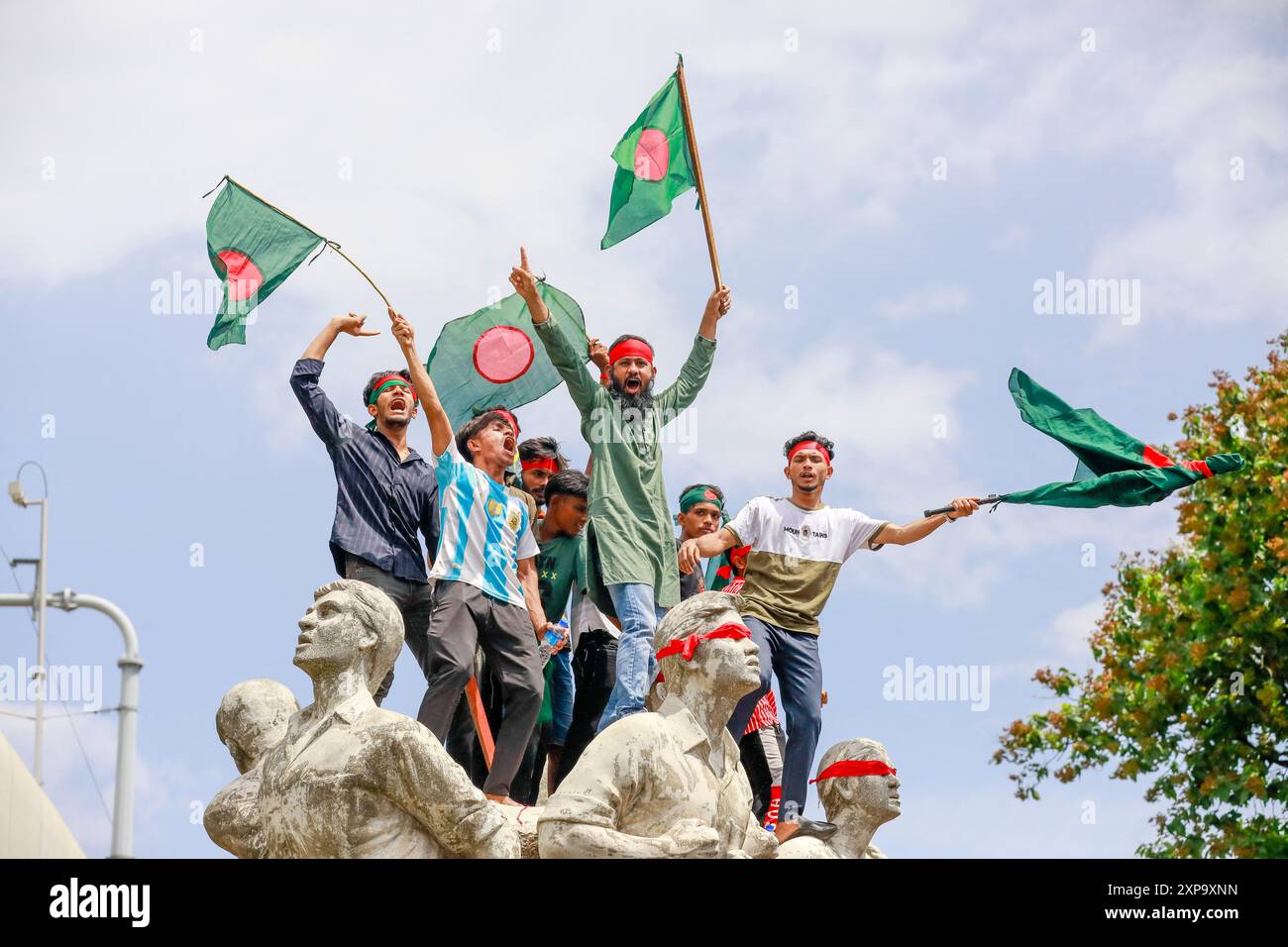 Four people including a student and a leader of Awami League have died ...