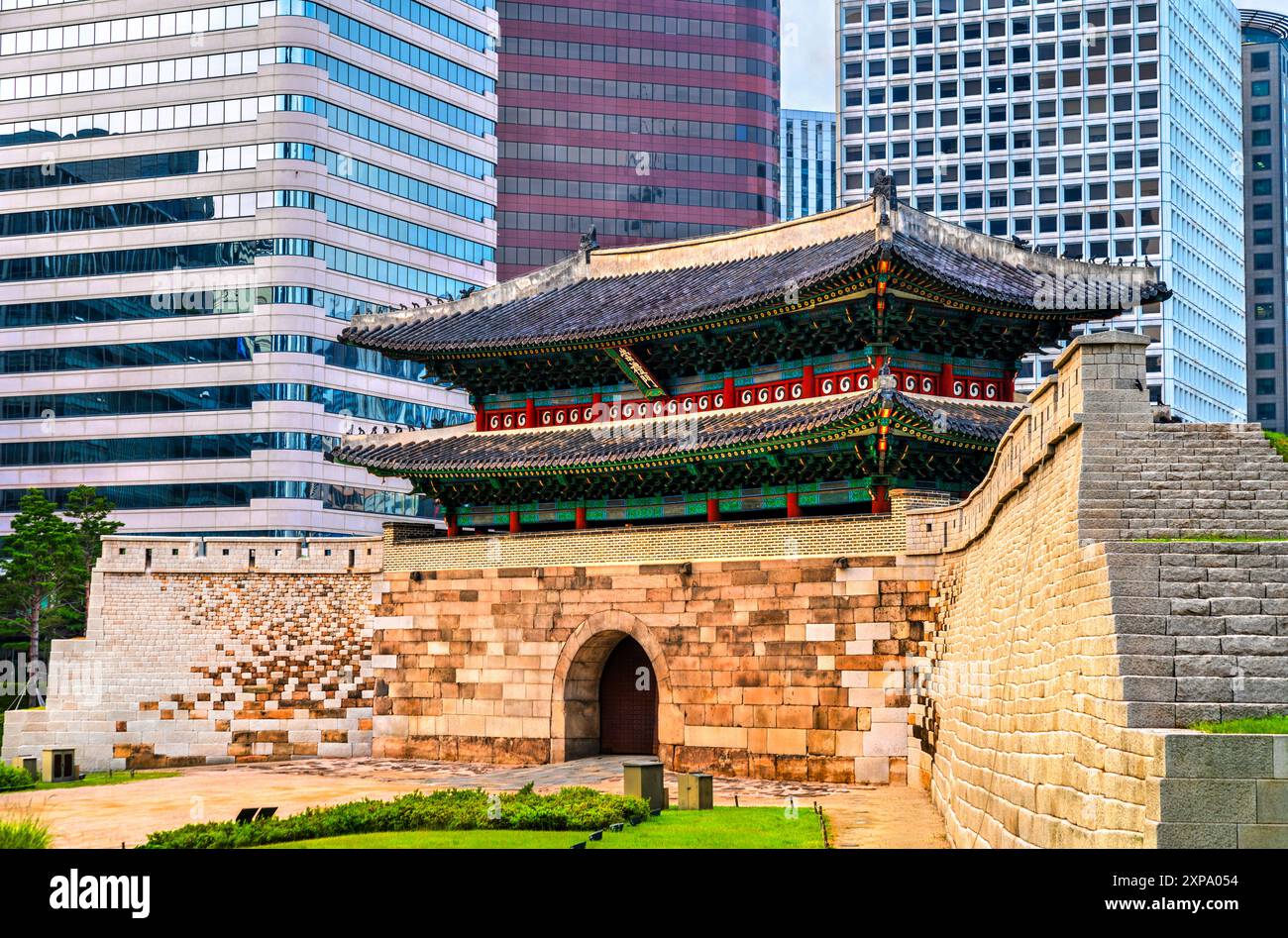 Sungnyemun gate hi-res stock photography and images - Alamy