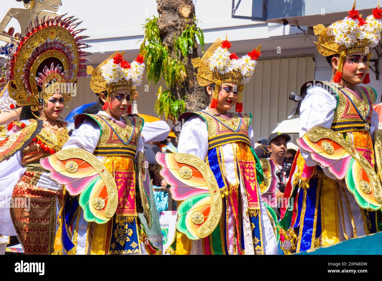 Tari baris kekupu hi-res stock photography and images - Alamy