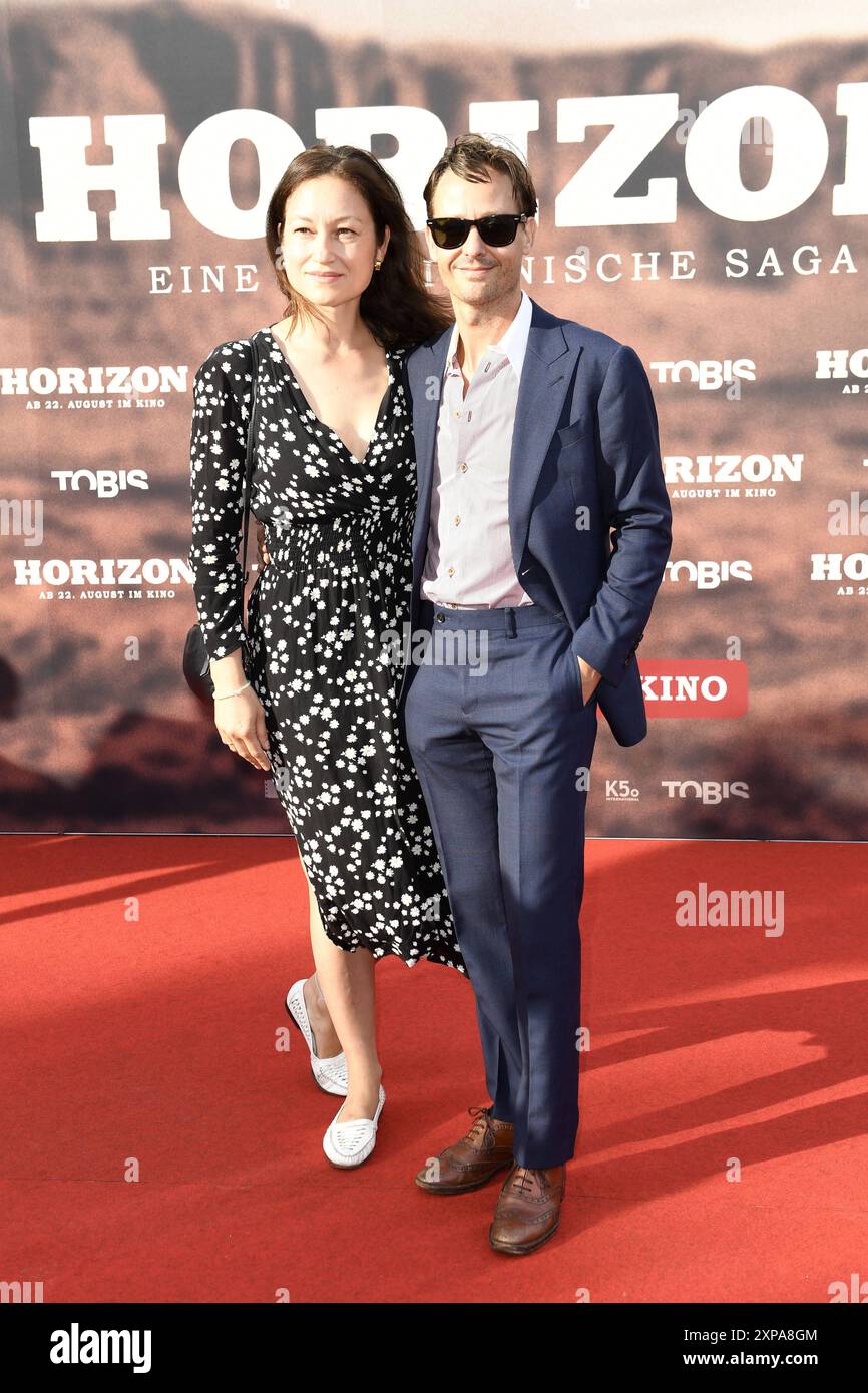 Tom Schilling und seine Frau Annie Mosebach bei der Deutschlandpremiere ...