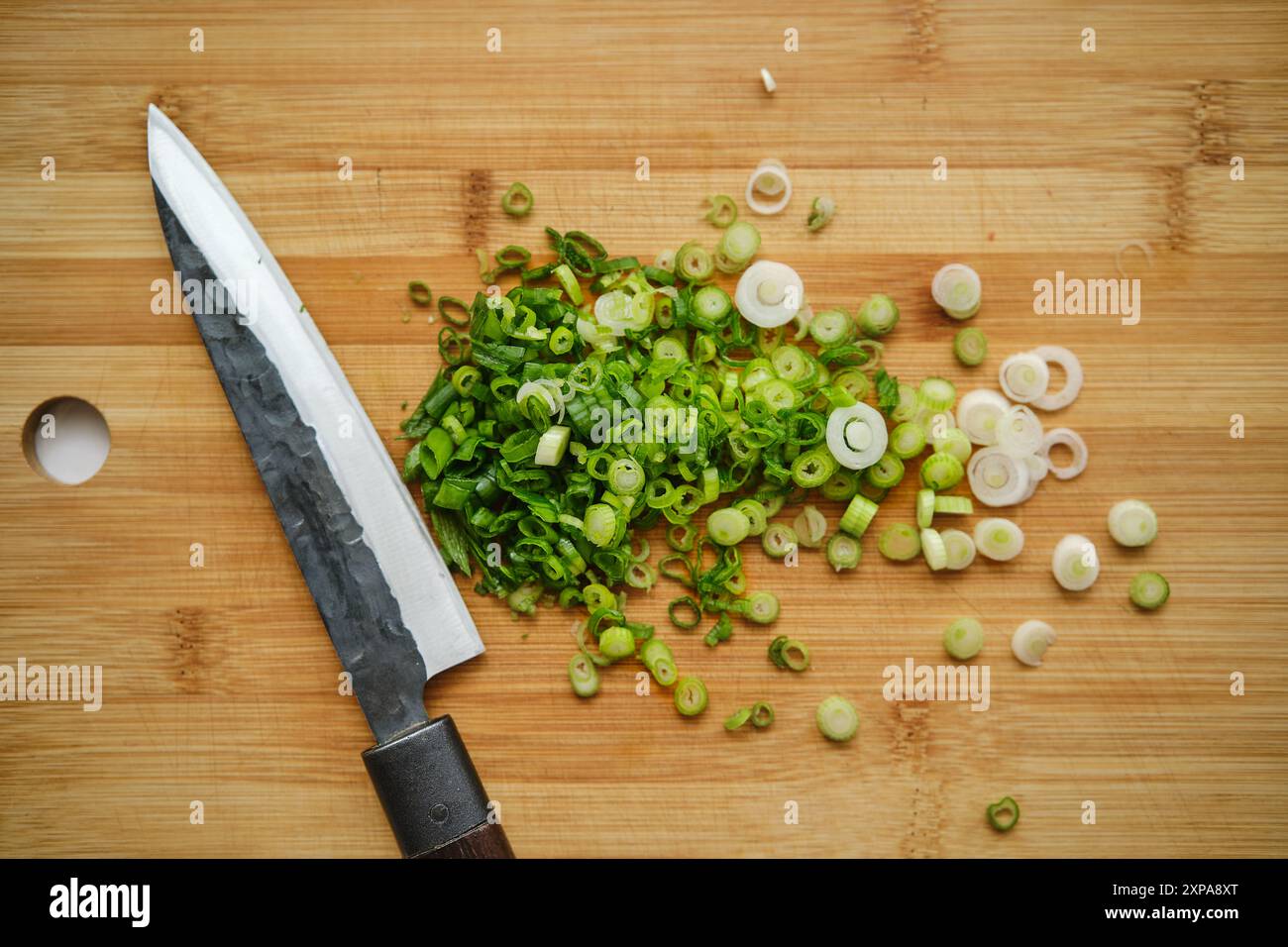 Overhead view of chopped spring onion on cutting board Stock Photo - Alamy