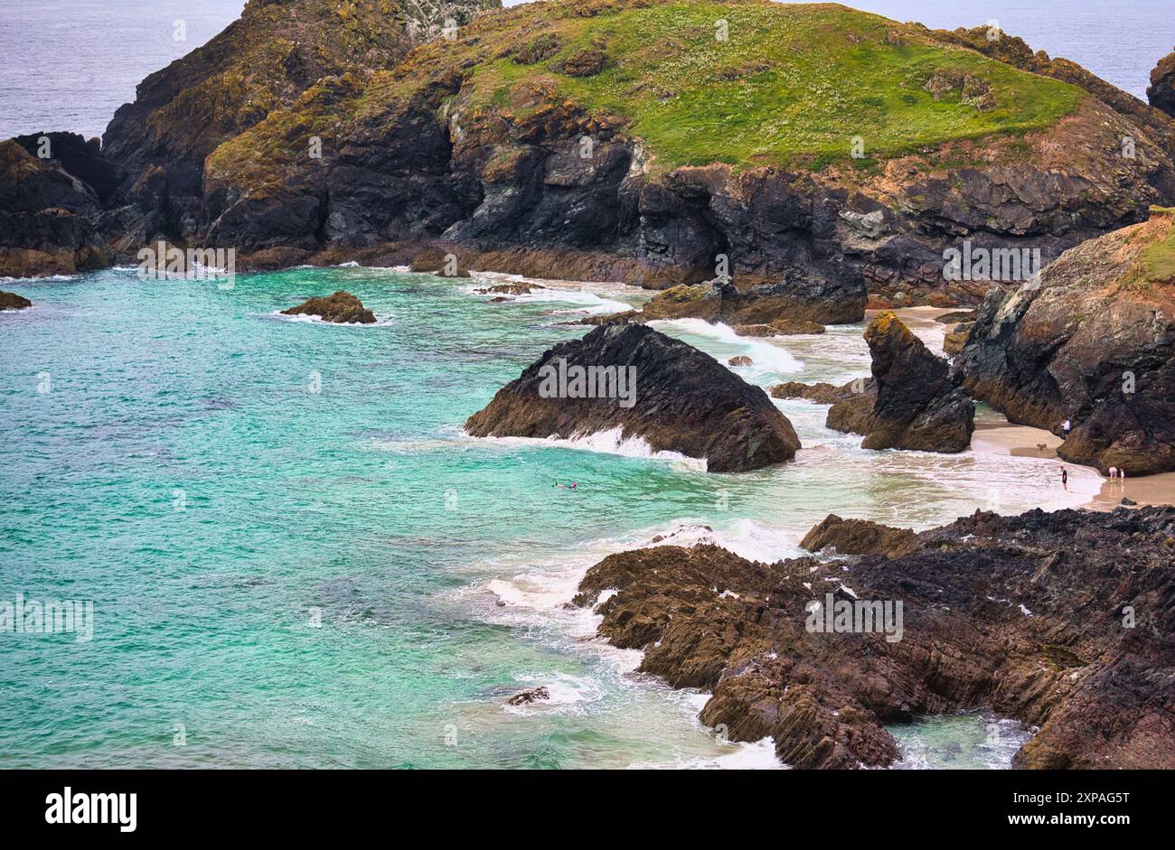 Kynance Cove on the rocky wild Cornish coast, Lizard Peninsula ...